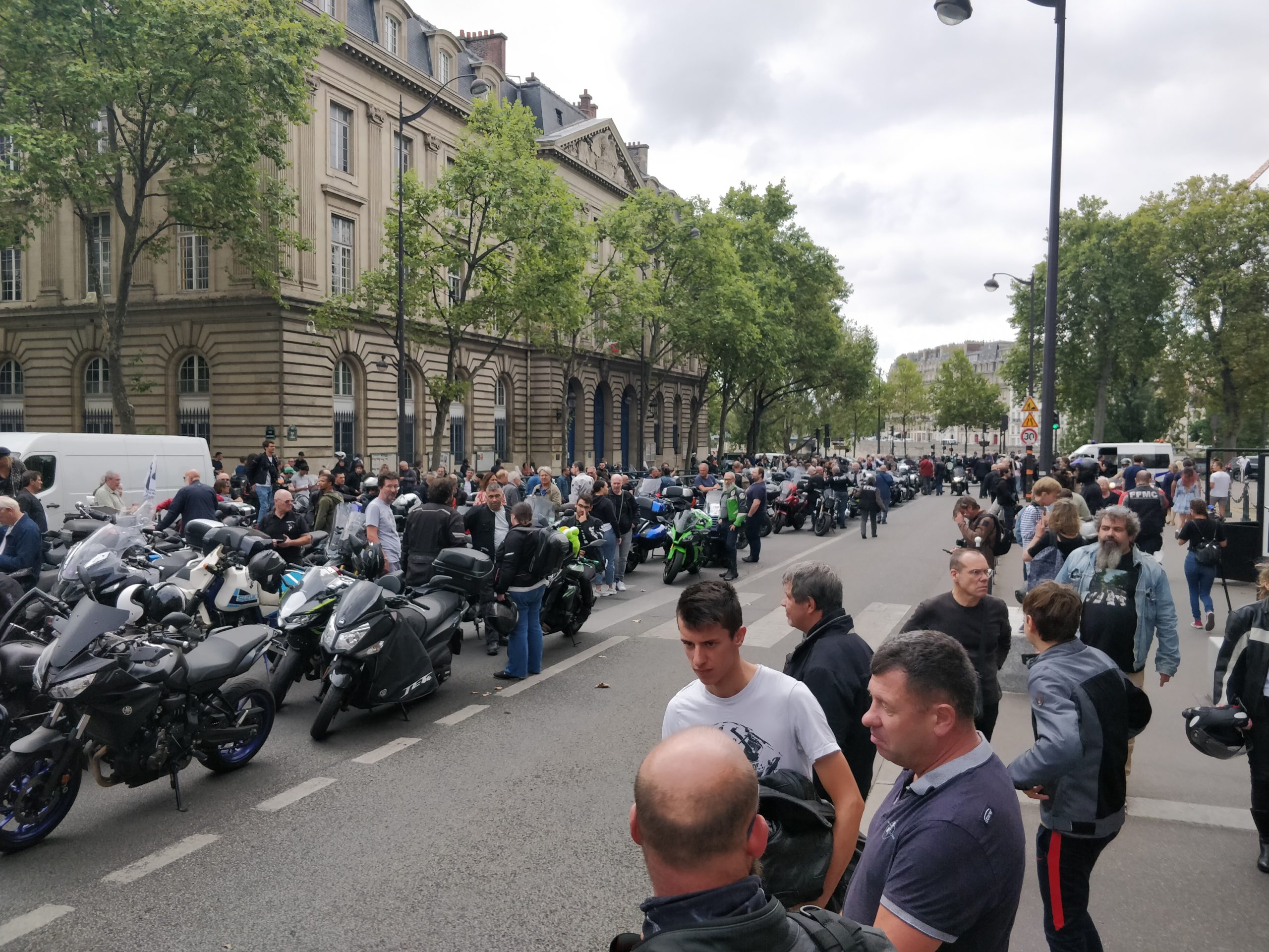 Manif contre le stationnement payant le 3 septembre 2022 à l'Hôtel de Ville de Paris – FFMC78